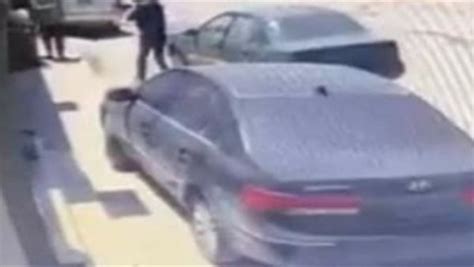 فيديو مصري يطلق النار على فتاة ووالدها مهاجمة غلق محال المصريين في ليبيا