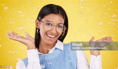 행복하고 거품과 눈 관리 광학 건강 및 건강을 위해 안경을 쓴 스튜디오에 있는 여성의 초상화 행복 미소 그리고 안경을 쓴 여성 모델과 노란색 배경에 긍정적인 마음가짐 20