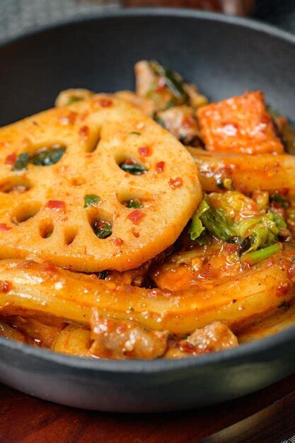 Premium Photo 고기와 야채가 들어간 맵고 맛있는 중국 전통 음식 마라샹궈 요리