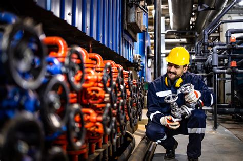 난방 플랜트 작업자가 산업용 파이프 밸브를 정기 유지 보수 프로세스로 교체합니다 계기판 측정기에 대한 스톡 사진 및 기타 이미지 계기판 측정기 공기밸브 공장 산업