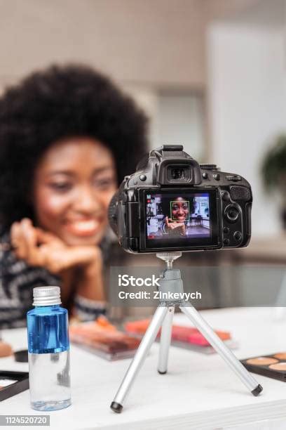 패션 자습서를 기록 하는 오렌지 상단에 아프리카계 미국인 여자를 웃 고 30 39세에 대한 스톡 사진 및 기타 이미지 30 39세 곱슬 머리 귀여운 Istock