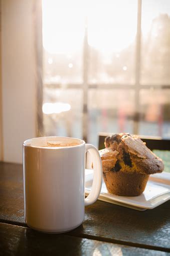 블루 베리 머핀 및 광선 햇빛 나무 테이블에 커피 라 떼 한 잔 머핀에 대한 스톡 사진 및 기타 이미지 머핀 탁자 0명 Istock