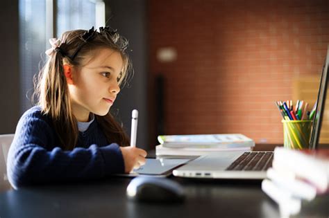 코로나바이러스 전염병 기간 동안 학교 원격 교육 E러닝 컨셉을 위한 온라인 수업에 참석하는 아동 소녀 8 9 살에 대한 스톡 사진 및 기타 이미지 Istock