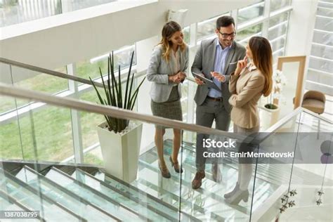 계단에서 디지털 태블릿을 통해 아이디어를 논의하는 젊은 비즈니스 사람들 업무 회의에 대한 스톡 사진 및 기타 이미지 업무 회의 3 명 계단 Istock
