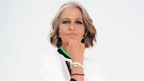 Λουκία Παπαδάκη Με κοίταζαν με σηκωμένα φρύδια και με δυσπιστία Zappit