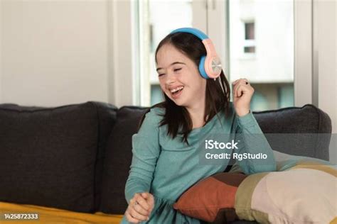다운 증후군을 앓고있는 귀여운 소녀가 집에서 춤을 추고 음악을 즐기는 경우 18 19세에 대한 스톡 사진 및 기타 이미지 18 19세 가정 생활 가정의 방 Istock