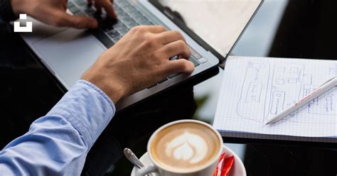 파란색 긴 소매 셔츠를 입은 사람이 검은색 노트북 컴퓨터를 사용 사진 Unsplash의 무료 사업 이미지