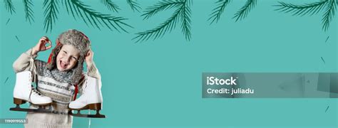 파란색 배경에 아이스 스케이트를 들고 귀덮개가달린 모자를 쓴 쾌활한 소년 가장자리에 대한 스톡 사진 및 기타 이미지 가장자리 겨울 겨울 스포츠 Istock