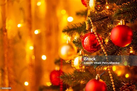 밝고 따뜻한 전기 화환 조명으로 조명 된 크리스마스 트리 0명에 대한 스톡 사진 및 기타 이미지 0명 12월 1위