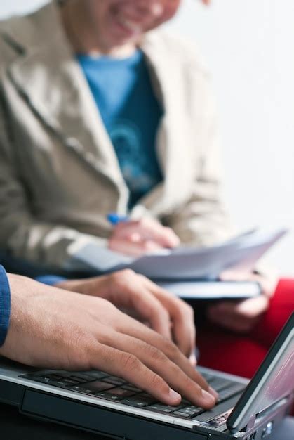 Hombre Usando Una Computadora Portátil Foto Premium