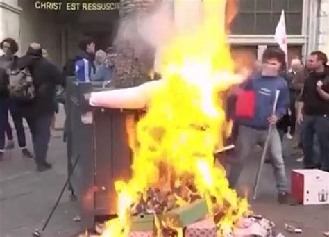 Во Франции избили и сожгли чучело Макрона ВИДЕО 1news Az Новости