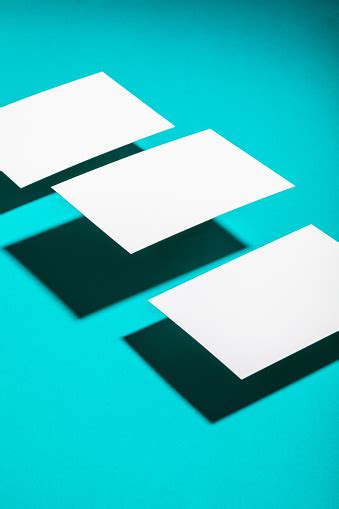 브랜딩 Id를 위한 템플릿입니다 그래픽 디자이너 프리젠 테이션 및 포트폴리오를 위한 제품입니다 파란색 배경에서 격리된 Id 모형