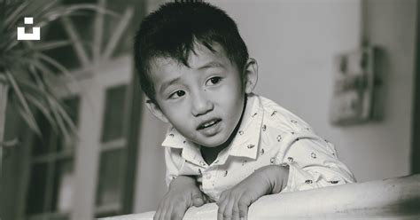 흰색과 검은색 긴팔 셔츠를 입은 소년 사진 Unsplash의 무료 행복한 이미지