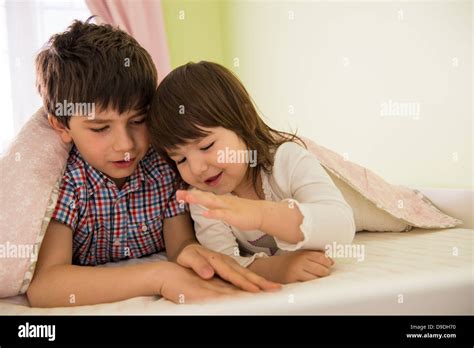 Bruder Und Schwester Rollenspiel Im Bett Stockfotografie Alamy