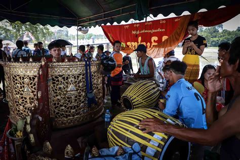 Dvb ကရင်ပြည်နယ် ခလယ်စံပြကျေးရွာက လှေပြိုင်ပွဲ ဓာတ်ပုံ