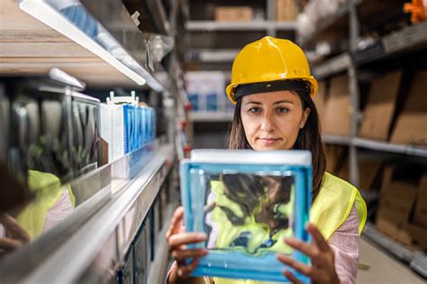 제품을 검사하는 단단한 모자와 안전 조끼를 입은 품질 검사관 감시에 대한 스톡 사진 및 기타 이미지 감시 건설 산업 검사 보기 Istock