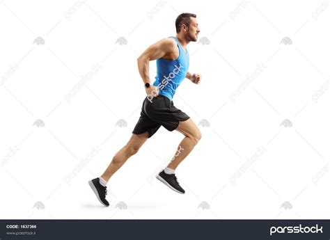 عکس تمام قد از مرد جوانی با لباس ورزشی جدا شده روی پس‌زمینه سفید 1637366