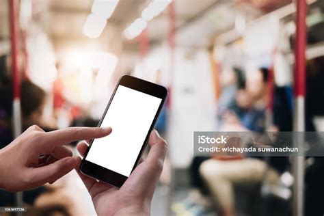 여자 손 스마트 휴대 전화를 사용 하 여 지하철 역에서 빈 화면을 닫습니다 스마트폰에 대한 스톡 사진 및 기타 이미지 스마트