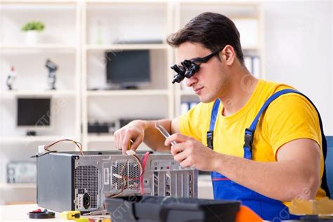 하드웨어를 수리하는 컴퓨터 수리 기술자 사진 배경 및 무료 다운로드를위한 그림 Pngtree