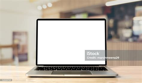 커피 카페 배경 모형 텍스트템플릿 배경 및 장치 화면에 포함된 클리핑 경로가 있는 목재 테이블에 있는 노트북 빈 화면 노트북에