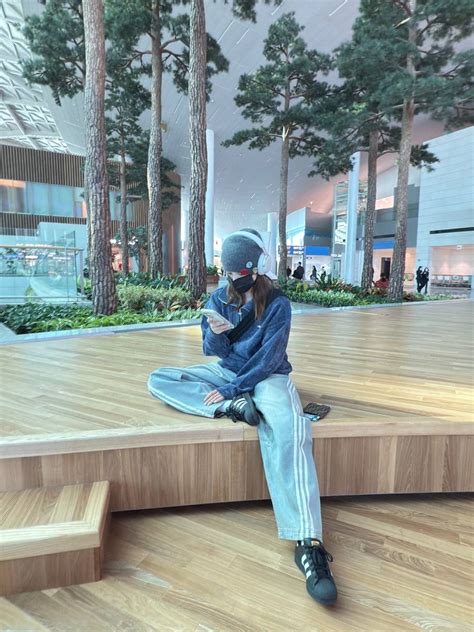 宋雨琦晒今日穿搭照！盘腿自拍对镜wink少女心十足