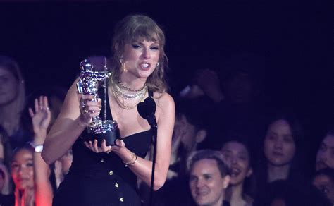 Taylor Swift Kicks Off Mtvs Vmas With Win For Best Pop Video
