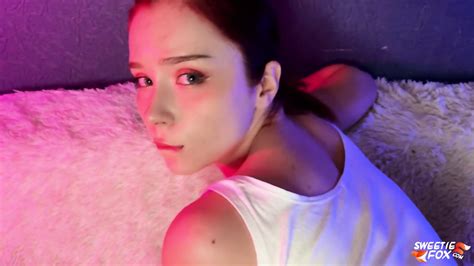 Красотка в Обтягивающих Джинсах Глубоко Сосет Ебется с Парнем Подруги