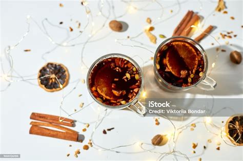 흰색 배경에 향신료와 오렌지를 곁들인 크리스마스 Mulled 레드 와인 컵 하드 라이트 크리스마스의 전통적인 뜨거운 음료 축제 칵테일 0명에 대한 스톡 사진 및 기타 이미지