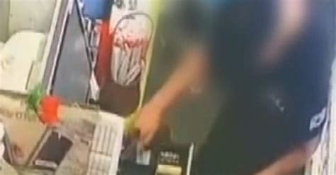 취업 5분 만에 Cctv에 찍힌 편의점 아르바이트생의 충격적인 행동