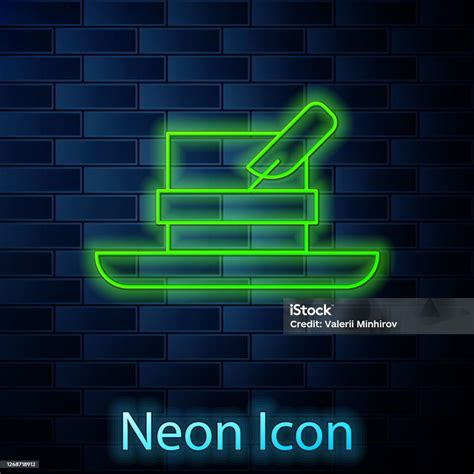 벽돌 벽 배경에 고립 된 깃털 아이콘이있는 빛나는 네온 라인 헌터 모자 격자 무늬 겨울 모자 벡터 개인 장식품에 대한 스톡 벡터 아트 및 기타 이미지 Istock