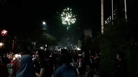 Semarak Pesta Kembang Api Hiasi Malam Pergantian Tahun Baru 2023 Di Jalan Margonda Raya Depok