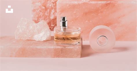 분홍색 돌 옆에 있는 투명한 유리병 사진 Unsplash의 무료 회색 이미지