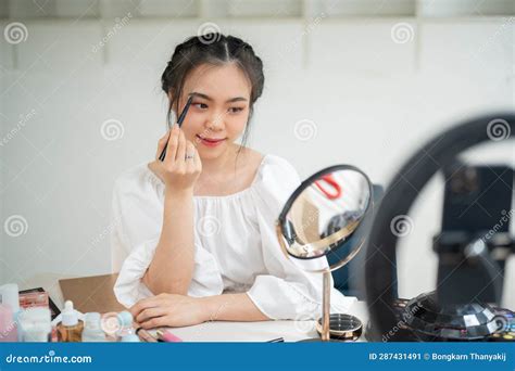Una Bella Ragazza Asiatica Guarda Nello Specchio E Disegna La