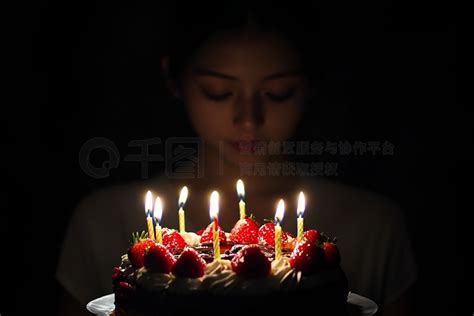 蛋糕ai数字艺术 蛋糕简约风格成年女性许愿吹蜡烛生日蛋糕场景人像照片 Ai图片免费下载png格式4032像素编号71785688 千图网