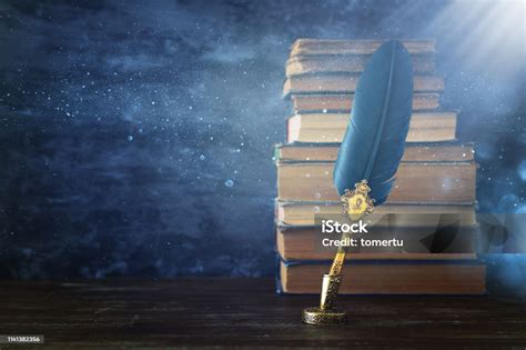 오래 된 깃털 퀼 잉크 펜 잉크병 오래 된 책 나무 책상 위에 검은 벽 배경 빈티지 오래 된 스타일과 필터링 역사 판타지 교육 및 문학 주제에 대 한 개념적 사진 고대의에