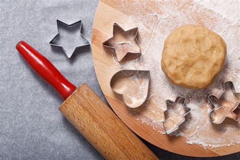 다양 한 복사 공간 모양 나무 보드와 쿠키 커터 라운드에 개념 만든 유기농 버터 설탕 쿠키 반죽을 굽기 갈색에 대한 스톡 사진 및 기타 이미지 Istock