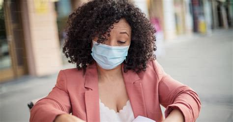 일만 카페에서 문서 작업을 하는 보호용 안면 마스크를 쓴 사업가 사진 Unsplash의 바깥 이미지