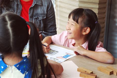 교사는 휴일 주말에 세 자녀를 흰 종이에 그림을 가르치고 있다 가정 생활에 대한 스톡 사진 및 기타 이미지 가정 생활 가족 교사 교육 관련 직업 Istock