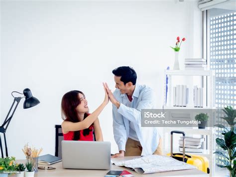 행복한 아시아 커플 젊은 여성과 남자 노트북 컴퓨터를 사용하여 여름 여행 예약 후 손 타격과 미소와 함께 성공 느낌 여행 준비 행복한 휴가 개념 2명에 대한 스톡 사진 및