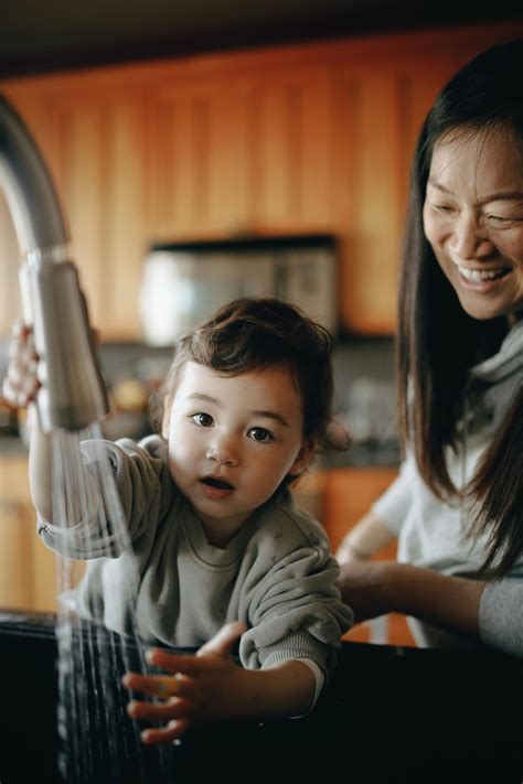 실내 가라앉다 가정 가정 생활 가족 기와 껴안다 다인종의 단란함 돌보다 따뜻한 따뜻함 라이프스타일