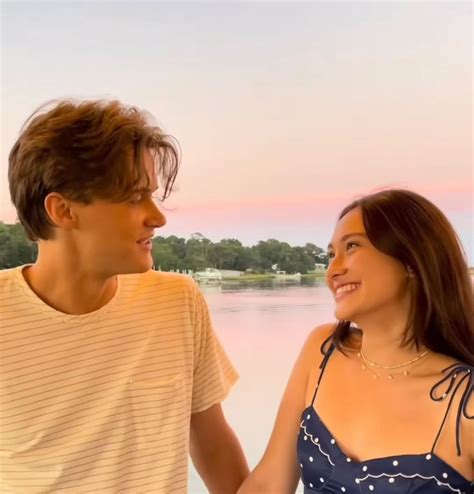 Belly And Conrad The Summer I Turned Pretty Fotos De Parejas Chicos Famosos Celebridades