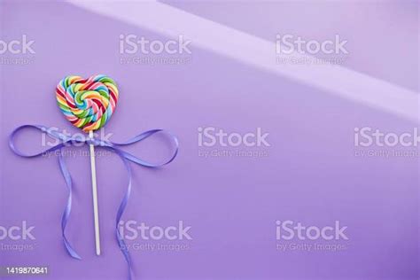 무지개 하트는 축제 리본과 그림자와 트렌디 한 보라색 배경에 달콤한 롤리팝 모양 공간을 복사합니다 미니멀한 현재 컨셉 0명에 대한 스톡 사진 및 기타 이미지 Istock