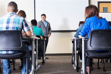히스패닉계 프로페서 쇠귀에 학생들이 수업 중에 지도하지 18 19세에 대한 스톡 사진 및 기타 이미지 18 19세 30 39세 고등학교 Istock