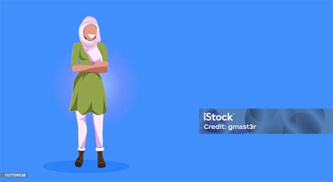 아랍 여자 포즈 행복 아랍어 여자 착용 Hijab 패션 옷 무슬림 여성 만화 캐릭터 전체 길이 평평 블루 배경 가로 서 개념에