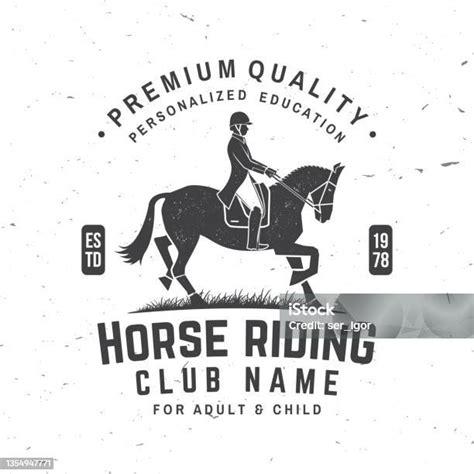 경마 스포츠 클럽 배지 패치 엠블럼 로고 벡터 그림입니다 라이더와 말 실루엣빈티지 흑백 승마 라벨 승마 스포츠 셔츠 또는 로고 인쇄 스탬프 또는 티셔츠에 대한 개념 승마에