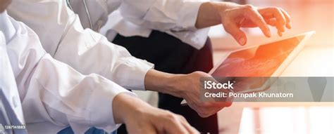 태블릿과 스마트폰을 사용하는 의료 의사는 온라인을 통해 환자와 상담합니다 의사 작업 텔레 컨설팅 병원 전자 의료 원격 의료 디지털 건강 기술 개념 X 레이에 대한 스톡 사진