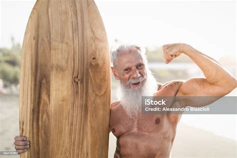 열대 해변에서 서핑을 연습하는 재미를 가진 노인 남자 적합 노인 건강한 사람들의 라이프 스타일과 익스트림 스포츠 개념 익스트림 스포츠에 대한 스톡 사진 및 기타 이미지