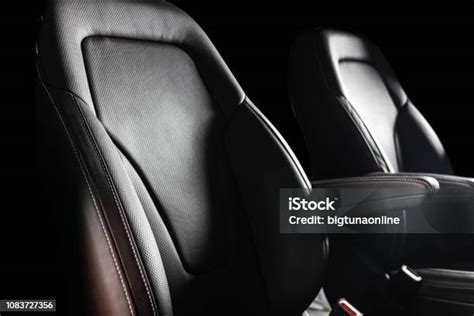 차 갈색 가죽 인테리어입니다 화이트 스 티 칭 가죽 카 시트 세부의 일부 자동차의 인테리어입니다 편안한 천공된 가죽 좌석입니다 브라운 가죽 구멍 자동차 자세히 가죽에 대한