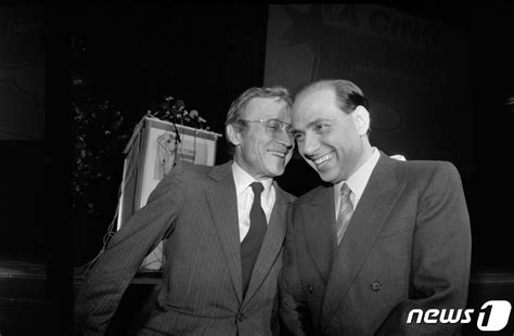 [사진] 프랑스 사업가 제롬 세이두와 담소 중인 베를루스코니 뉴스1