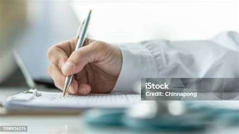 환자 개인 건강 관리 기록 퇴원 양식 또는 병원 사무실 의료 및 생명 보험 개념클리닉 센터에서 처방전 서류에 작성하는 의사 건강 진단에 대한 스톡 사진 및 기타 이미지